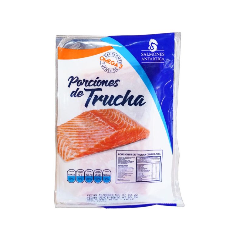 Ensalada de hojas verdes, algas y trucha grillada - Salmones Antártica